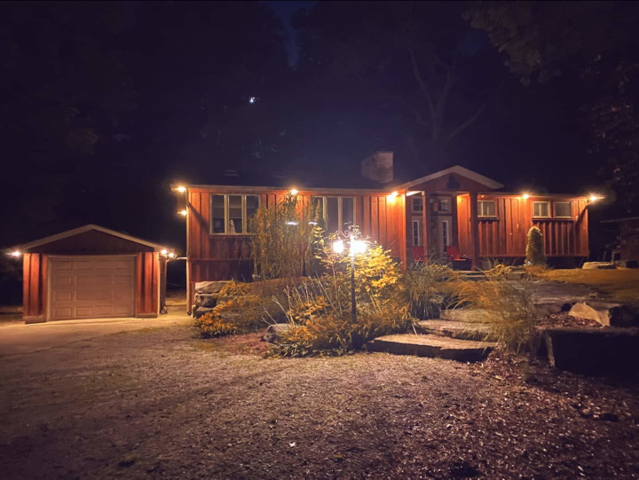 Spacious Riverfront Cottage - Grand Bend
