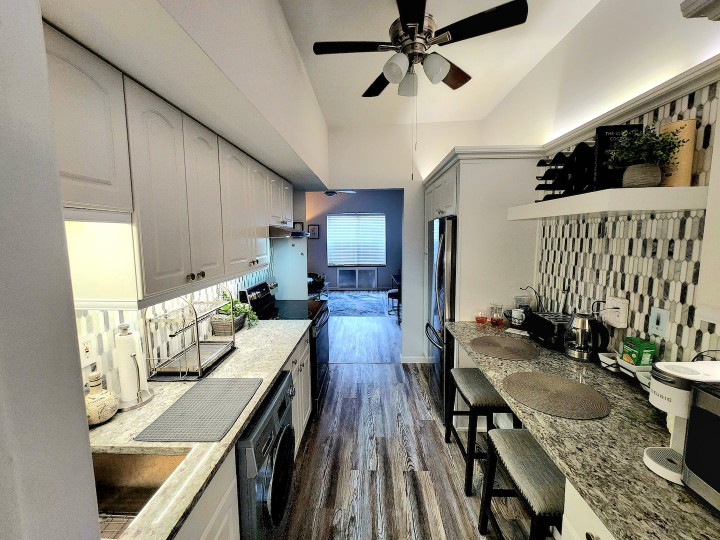 Full Service Modern Apt. Sleeps 4. Prime Location - Long Island, NY