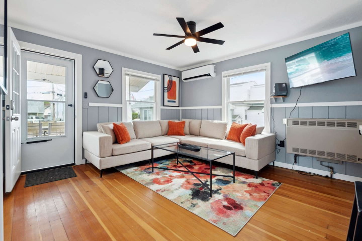 Steps To Hampton Beach | Just Renovated | New Deck - Hampton Beach, NH