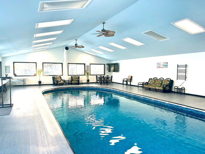 Poolside Manor - Alaska