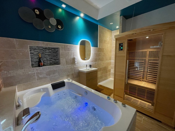 Love Room With Private Jacuzzi & Sauna · Suite D'amour - Fontainebleau