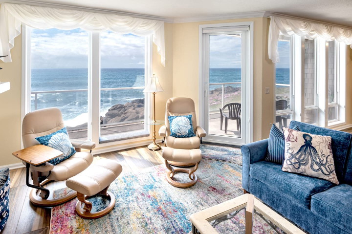 Whale Watch Condo, Oceanside Balcony & Pool - Depoe Bay, OR