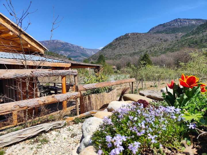Jolie Cabane Pleine Nature En Provence.
Bienvenue - Alpes-de-Haute-Provence