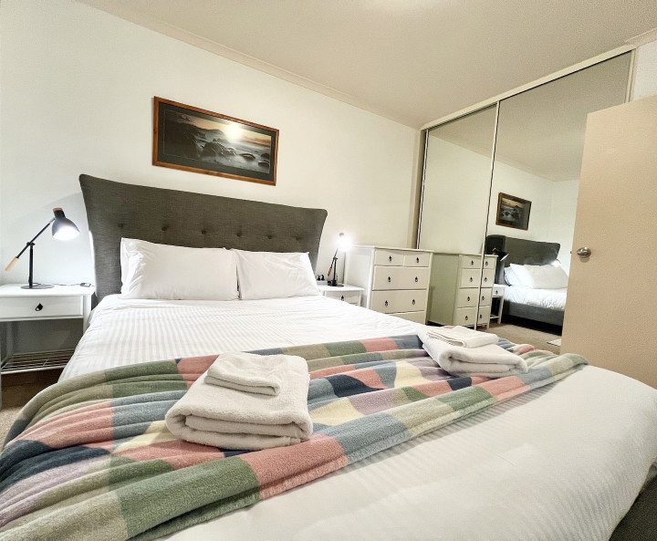 Safe & Secure 2 Bedroom Apartment On Melbourne St, North Adelaide In Exclusive Gated Complex. Near Cbd, Adel Oval, Wine Centre, The Memorial And Wch Hospitals. Free Car Parking Spot. Linen Hire And Air-conditioning Included! - Adelaide