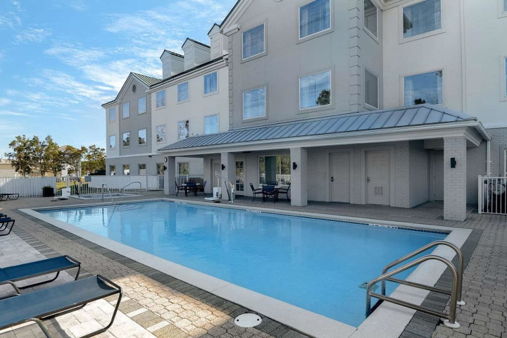 Close To Henderson Beach + Free Breakfast & Pool - Destin, FL