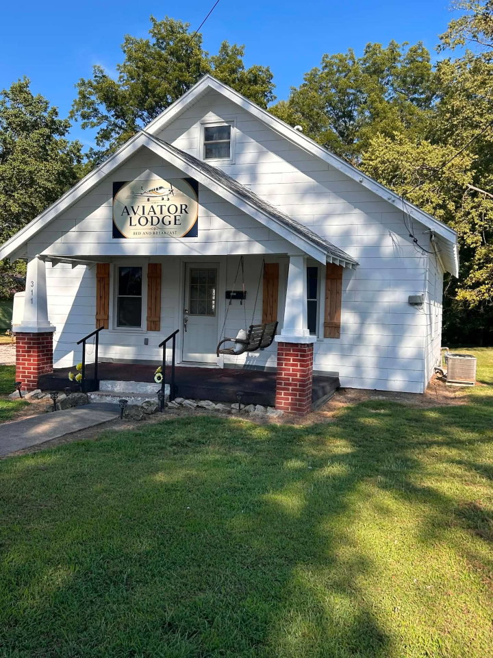 Aviator Lodge - Butler, MO