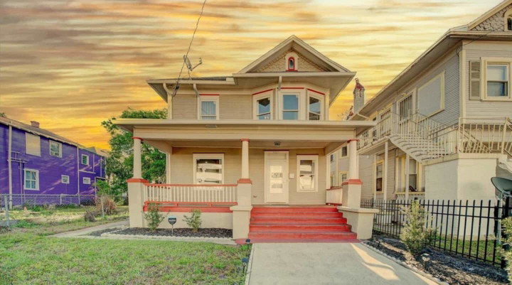 Spacious Home With Big Front Porch In Springfield - Jacksonville, FL