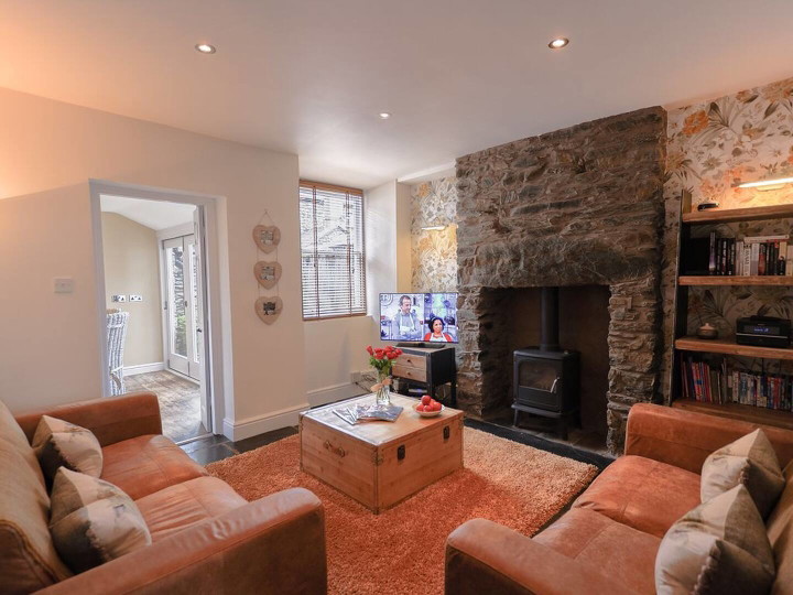 Attractive Terraced Character Cottage In The Heart Of This Popular Village - Bowness-on-Windermere