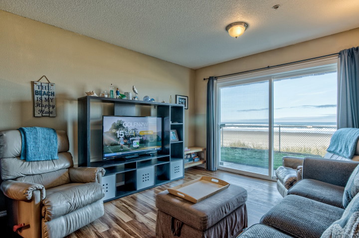 Modern Ground Floor Beachfront Condo Suite - Sleep - Oregon