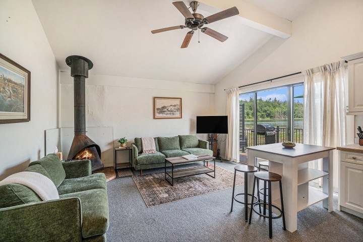 Lakefront Escape | Lake + Kayak + Beach + Fire Pit - Gaylord, MI
