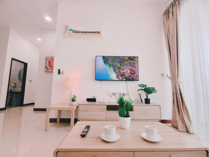 Lovely Seaview Large 2+1 -Jacuzzi/parking/gym/pool - Sembawang