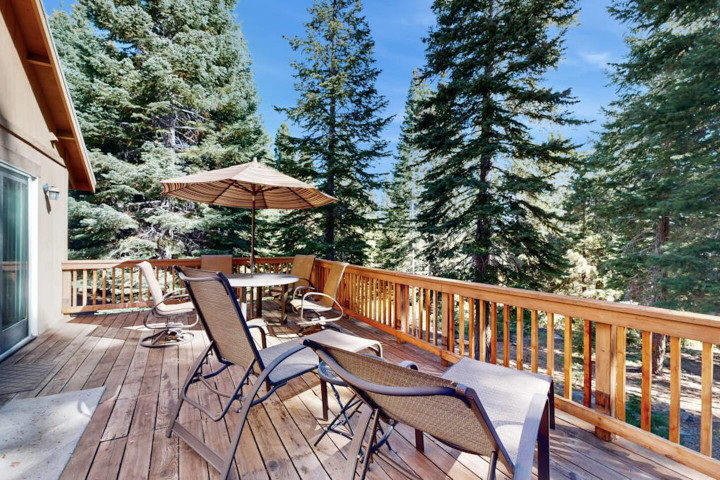 Updated Retreat W/ Fireplace, Deck Near Dining - Truckee, CA