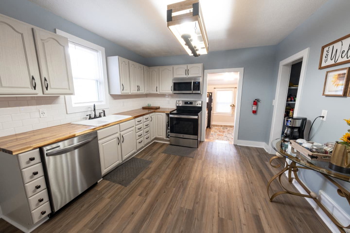 Beachy Downtown Bungalow-bikes & Backyard Fire Pit - Ludington, MI