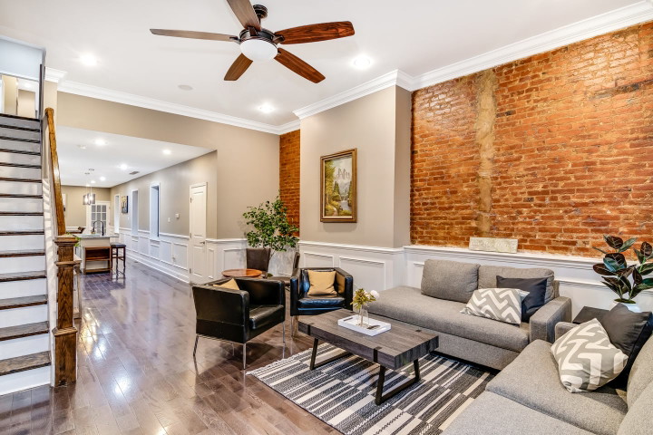 Spectacular 6br/2.5br + Patio Sleeps12! - Philadelphia, PA