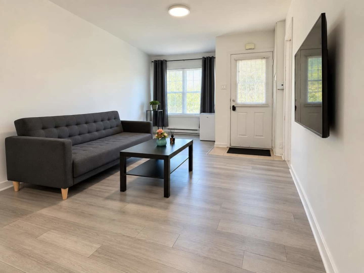 Cozy 2-bedroom Longueuil Stay - Saint-Lambert