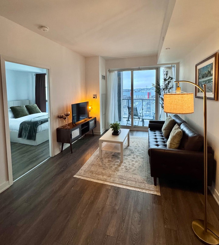 Spacious Modern 1 Bed + Den Condo - Vaughan