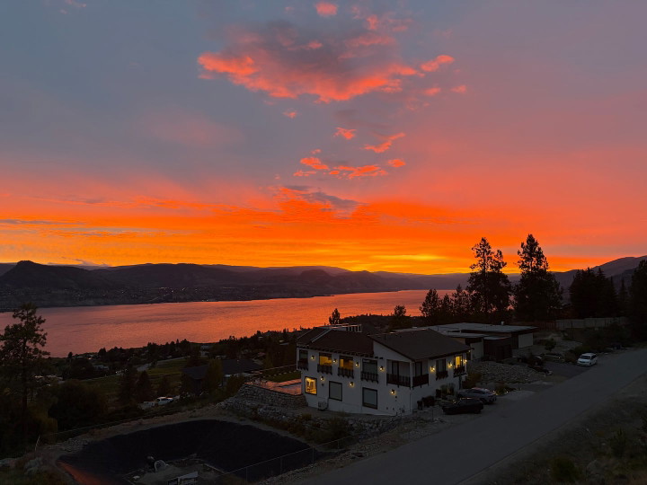 Naramata -Black Swan - Breathtaking Sunsets. - Naramata