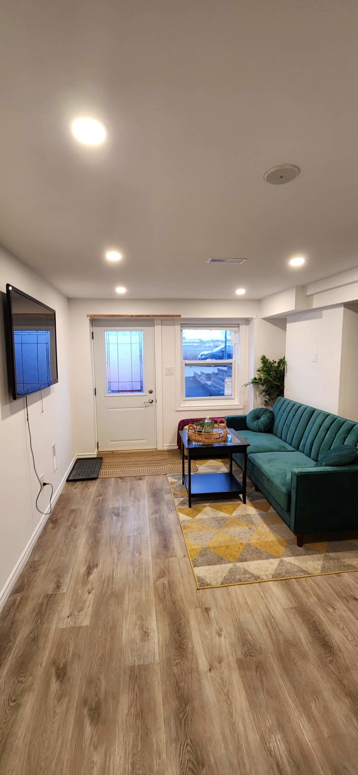 Cozy Walkout Apartment With Separate Entrance! - Hamilton, ON, Canada