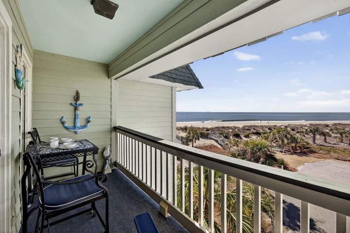 Updated Oceanfront Sea Cabin On The Front Beach - Mount Pleasant, SC