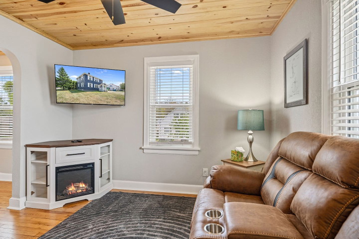 Modern Mqt Getaway | Full Kitchen + Walk + Laundry - Marquette, MI