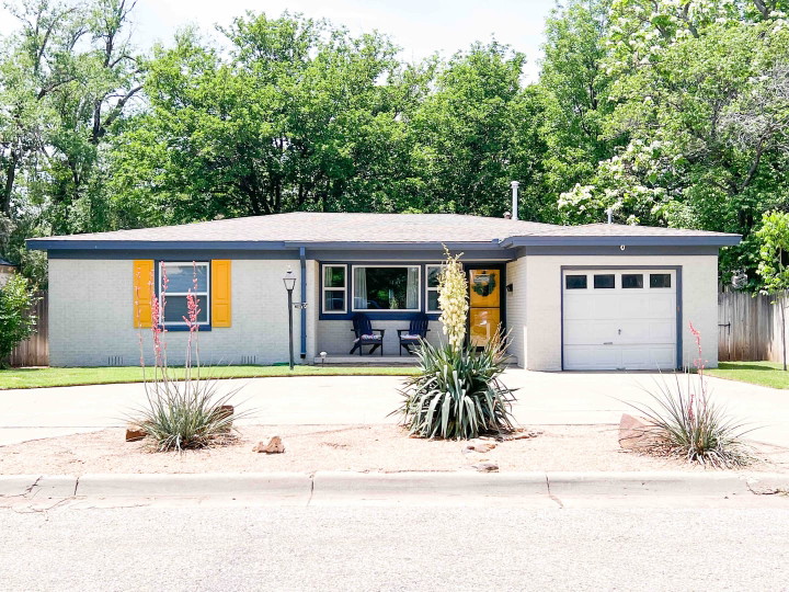 Yellow Door | Close To I40 | Private Bball Court - Amarillo