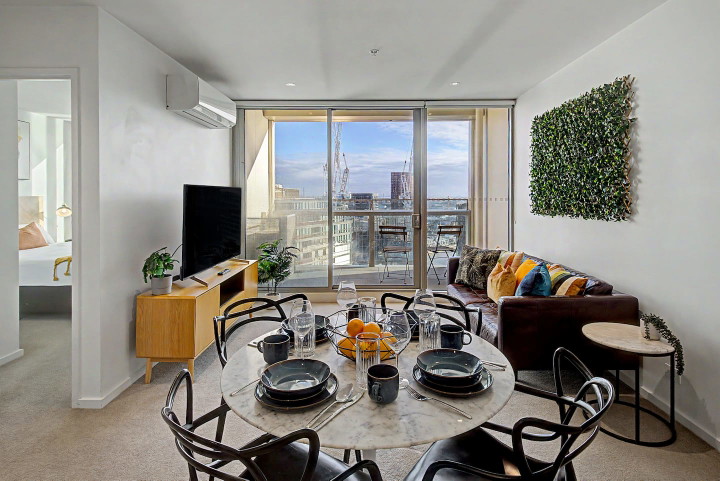 Lovely Level 30 Balcony Views | Pool, Gym, Jacuzzi - Melbourne