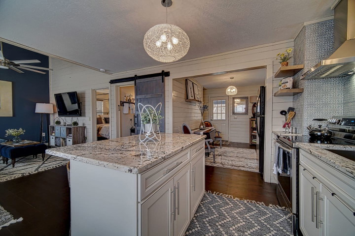 Luxury Creekside Cottage W/king In-town - Blairsville, GA