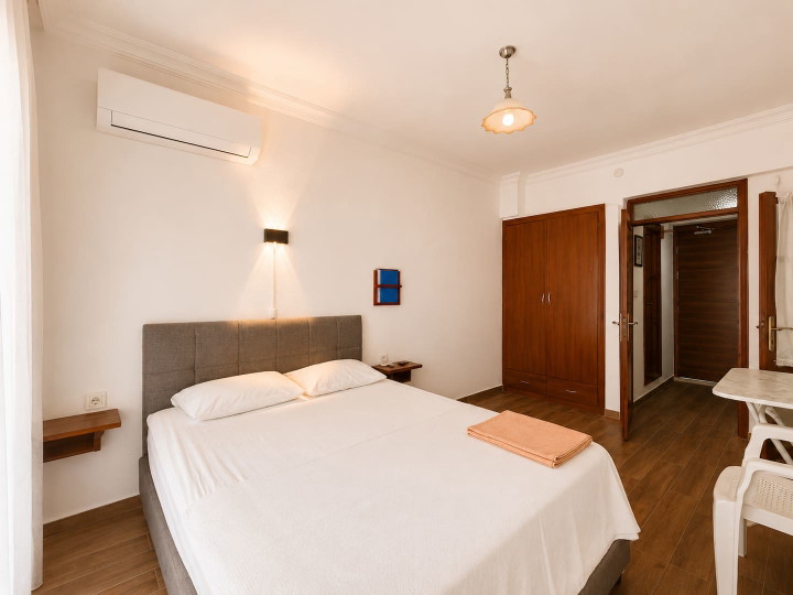 Plaja 1 Dakika İKi Bölümlü Oda Balkonlu - Kuşadası