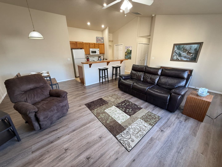 Cozy + Bright 3br Home  Wifi  Garage Parking - Twin Falls, ID