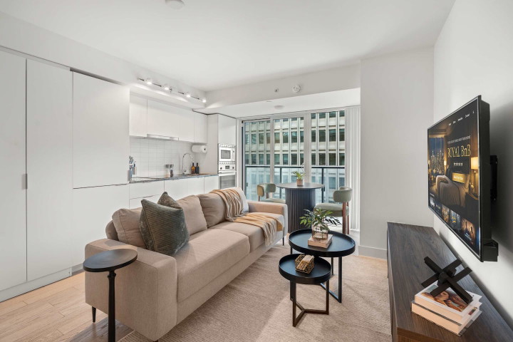 Prime Location, City Views, Dedicated Workspace - Toronto