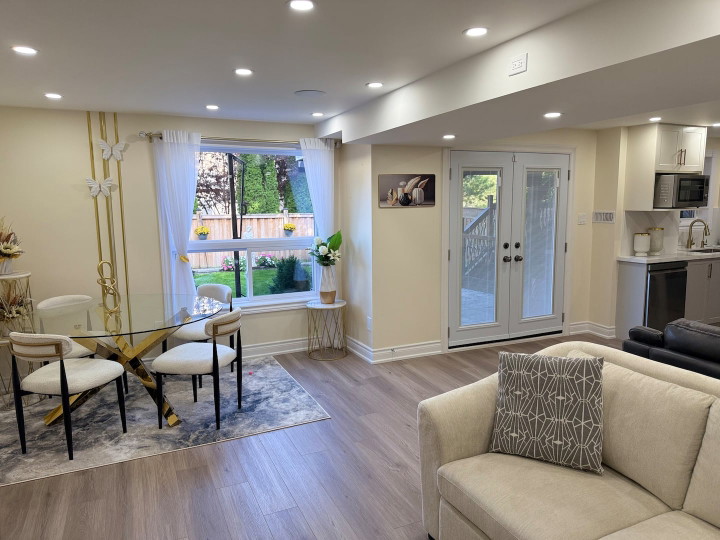 Comfortable Modern Ground Level Unit - Ajax