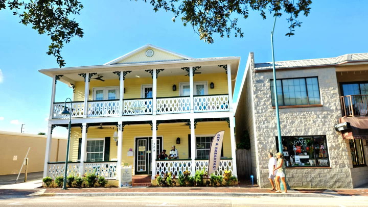 Charming Inn 2 Blocks From Beach - New Smyrna Beach, FL