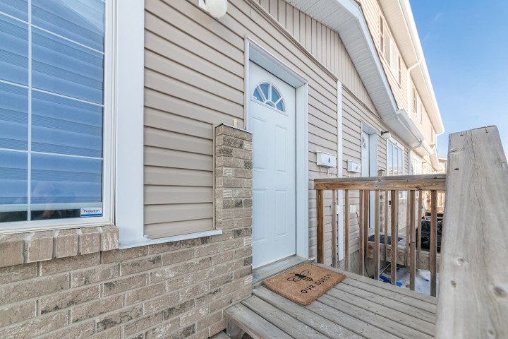 Spacious 3 Br Condo W King Bed & 2 Parking Spots - Lloydminster