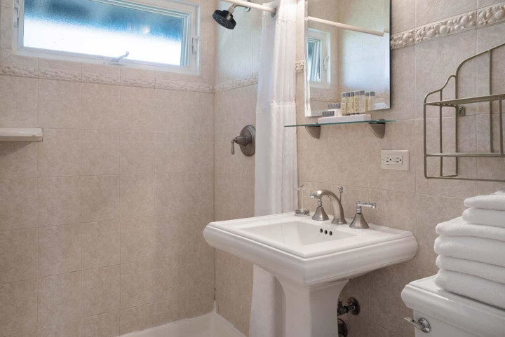 One Bedroom 2nd Floor Suite Overlooking The Ocean - Montauk, NY