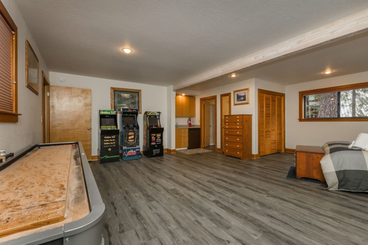 Lyon's Den_hot Tub, Shuffleboard, (3) Arcades - Truckee, CA