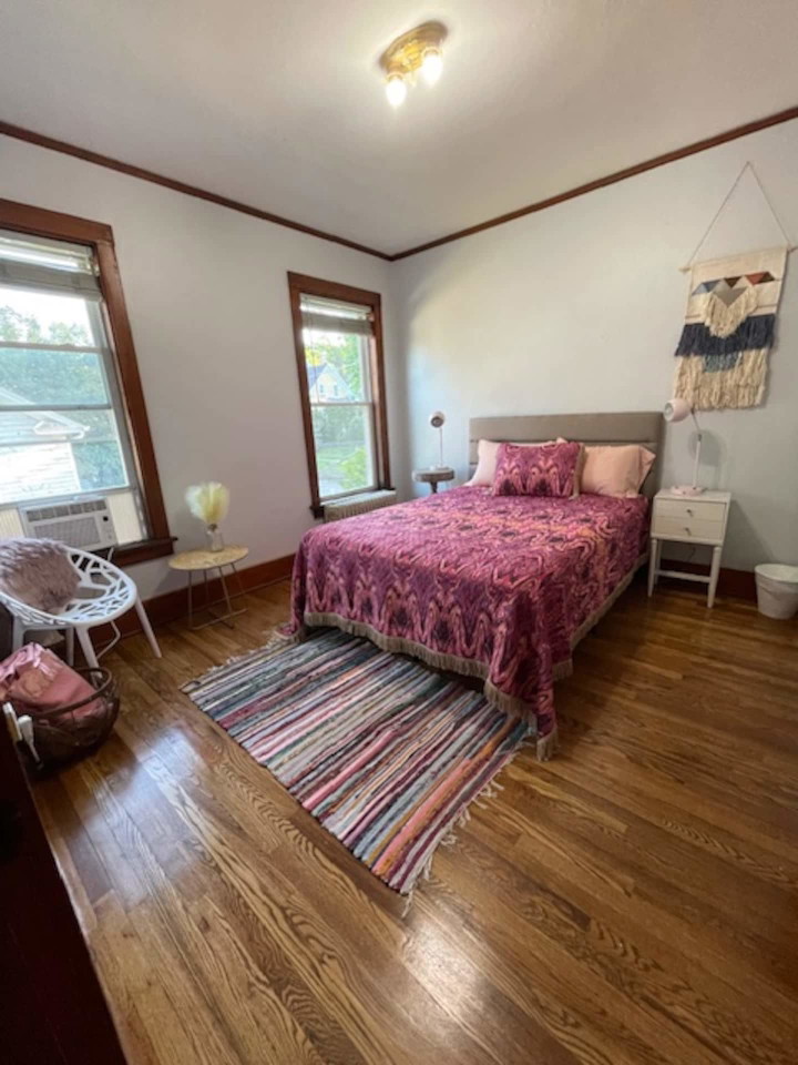 Charming Historic 2br/1ba - Elgin, IL