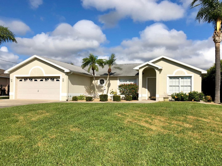 Une Maison De Vacances Vous Attend Dans La Région De Surfside - Cape Coral, FL