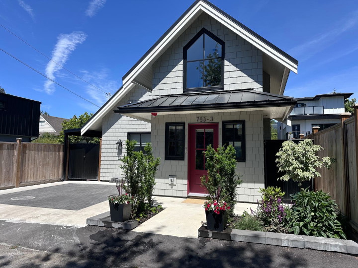 Loutet Lane- 1bdrm Sleeps 4 Luxury Coach House - North Vancouver