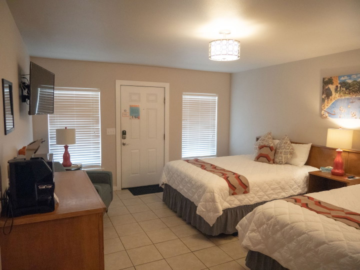 Double Queen Cabin 1 W/ Carport - Kerrville, TX