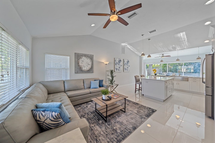 Modern 2 Bedroom, Spacious Backyard & Fire Pit - Sarasota, FL