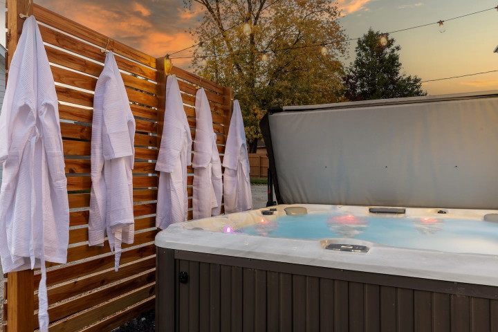 Heartland Bnb~hot Tub~sauna~fire Table~2 Kings - Des Moines, IA