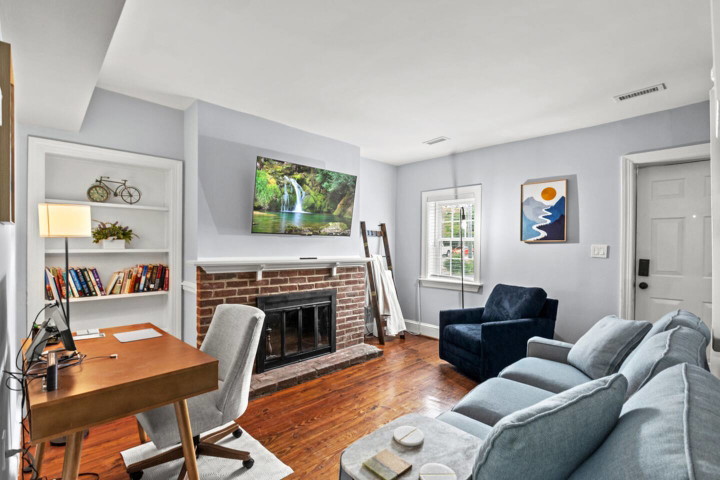 Downtown Duplex W/fenced Backyard & Parking - Fredericksburg, VA