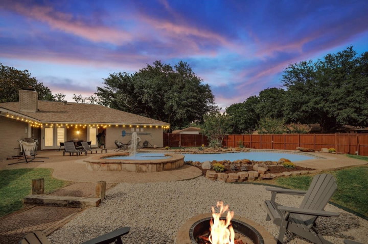Relaxing Texas Retreat, 4br W Pool & Dream Kitchen - DeSoto, TX