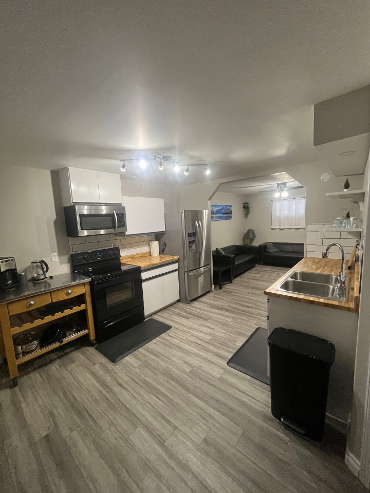 Sleepy Meadow Basement Suite - Hinton