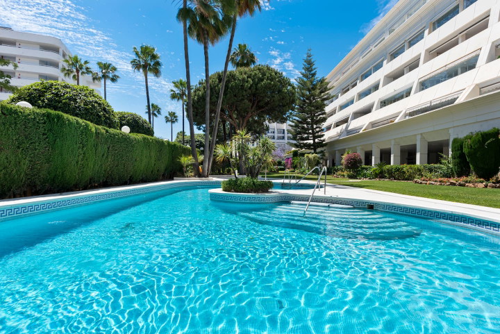 Sea View 2-bedroom Apartment With Pool - Marbella
