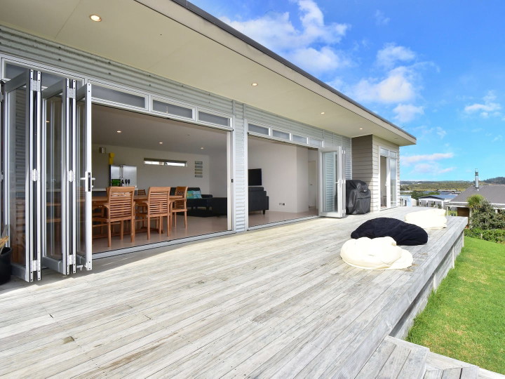 Modern Family Suntrap With Views Of Brynderwyns - Mangawhai