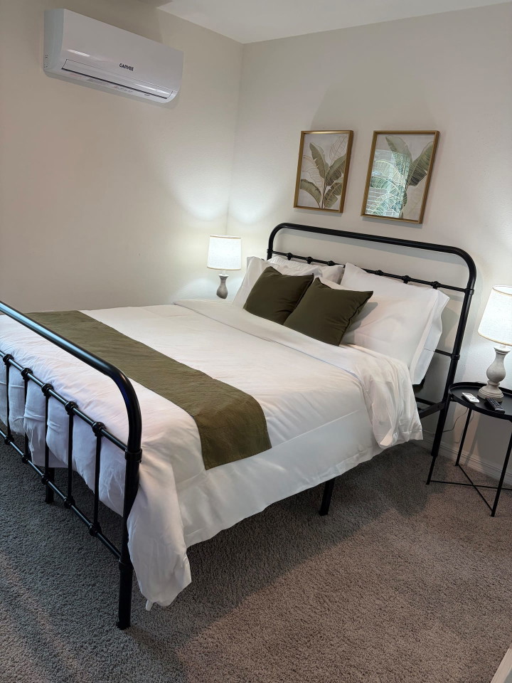 Private Queen Suite #1. Shared Lobby Self Check-in - Spring Hill, FL