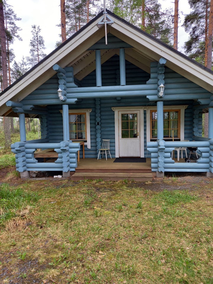 Pyöröhirsimökki, Joka Tarjoaa Perusmukavuudet. - Kangasniemi