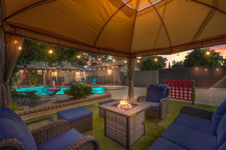 Jacuzzi | Pool | Game Room | Firepit | Parking - Jurupa Valley, CA