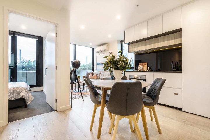 Little French Apartment With Wrap-around Balcony - St Kilda